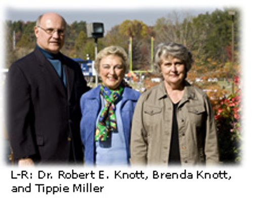 Chiefs Club Honors Dr.and Mrs. Knott | Catawba College